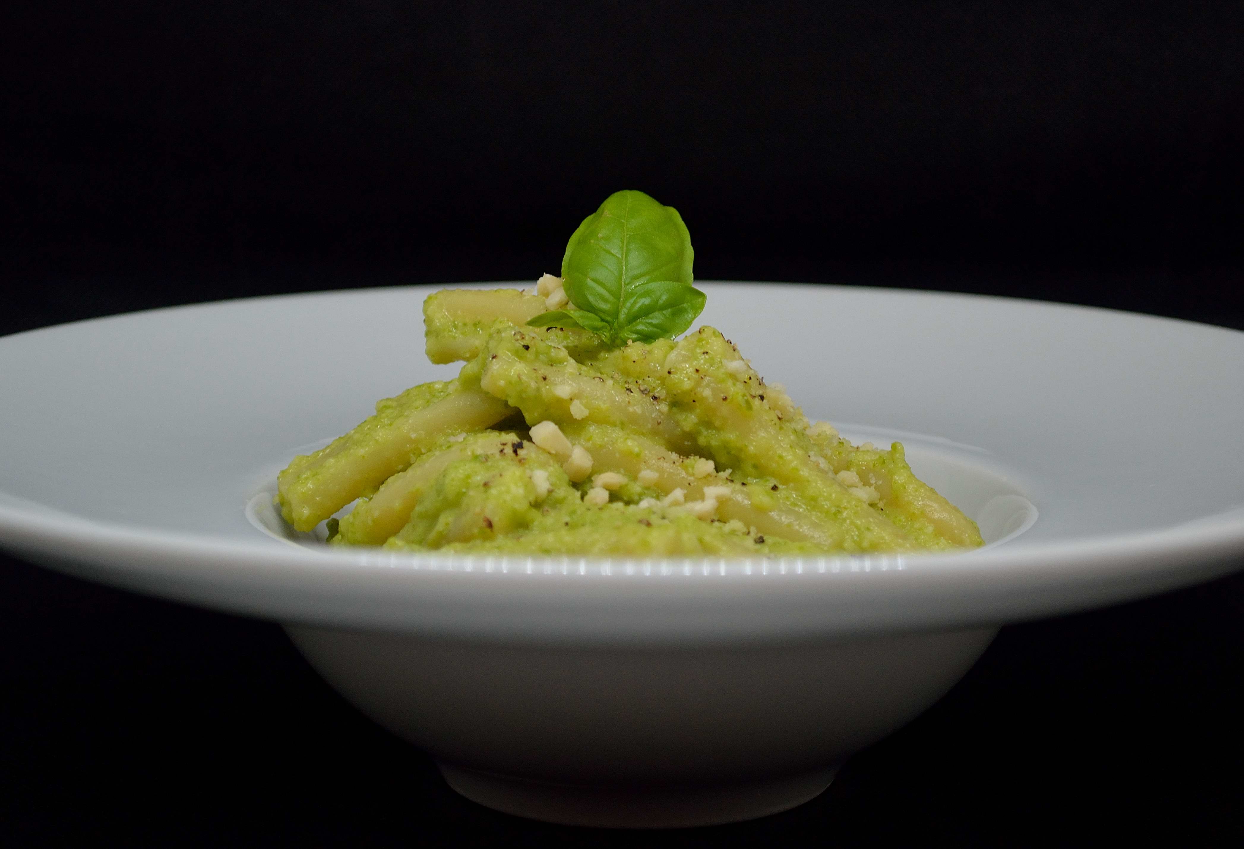 Pasta con pesto di zucchine, mandorle e pinoli – Il ristorante a casa 🏡